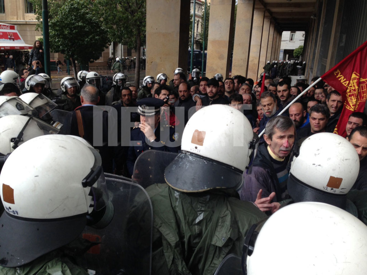 Ξύλο και χημικά στην πορεία του ΠΑΜΕ - Διαδηλωτές έσπασαν τον ...