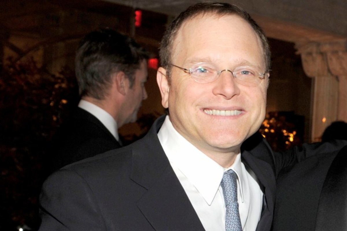 Γραμματέας μηνύει πλούσιο γόνο για τα καυτά e-mails