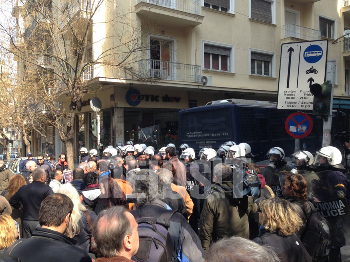 Σε απόσταση αναπνοής από το ΠΑΣΟΚ οι μικροομολογιούχοι - Πέταξαν αυγά ...