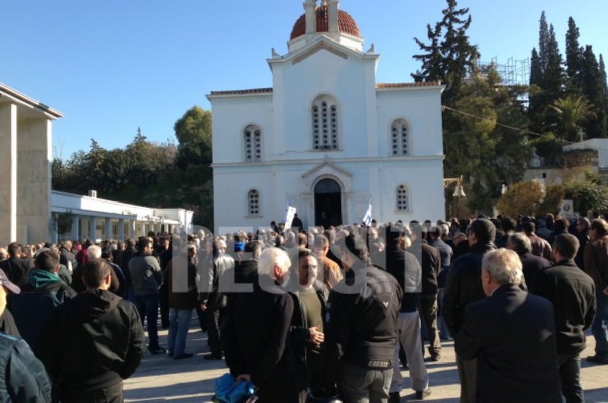 Σύσσωμη καταδίκη από τα κόμματα για την παρέλαση χουντικών στην κηδεία ...