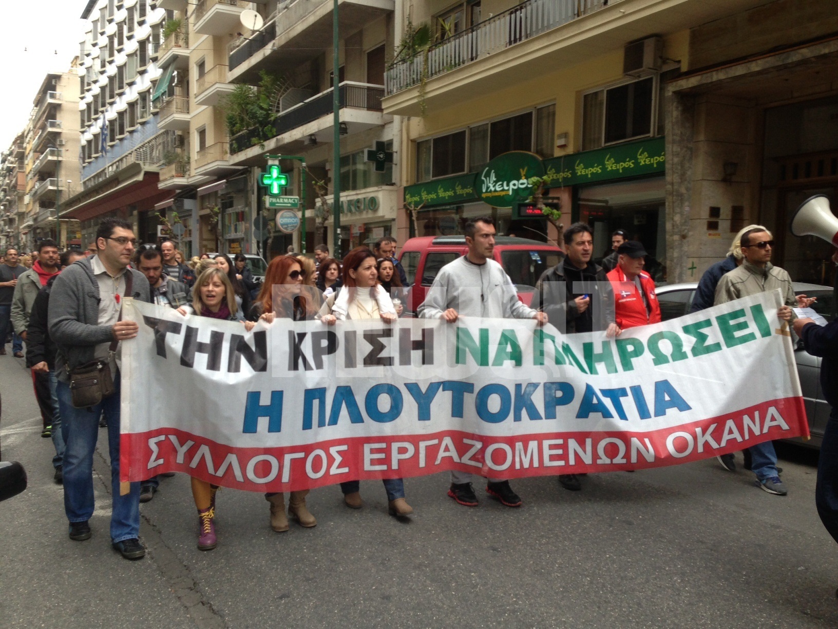 ΤΩΡΑ: Κλειστή η Αριστοτέλους από εργαζόμενους στον ΟΚΑΝΑ