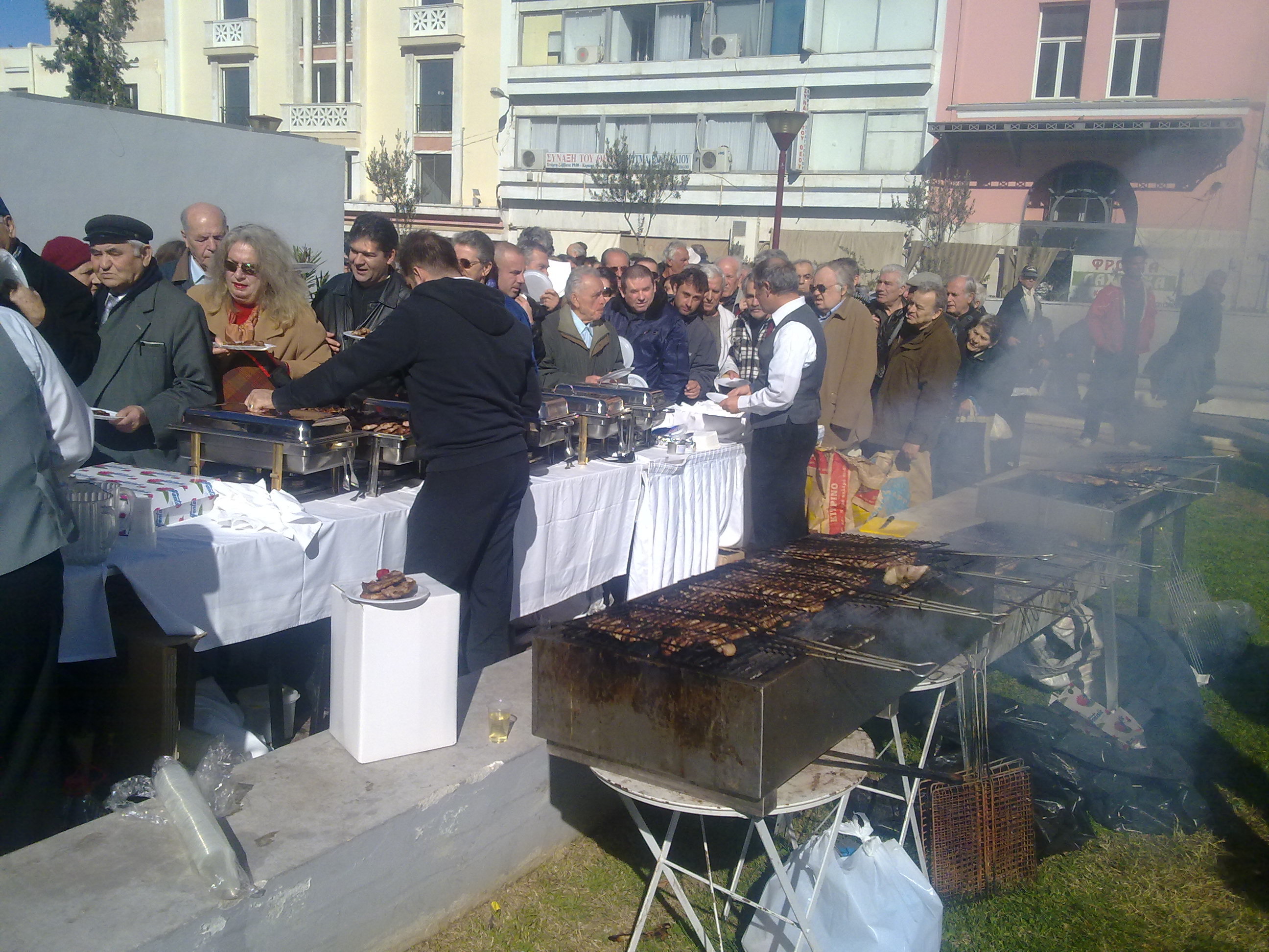 Τσικνοπέμπτη στη Βαρβάκειο. Ουρές για μια μπριζόλα!