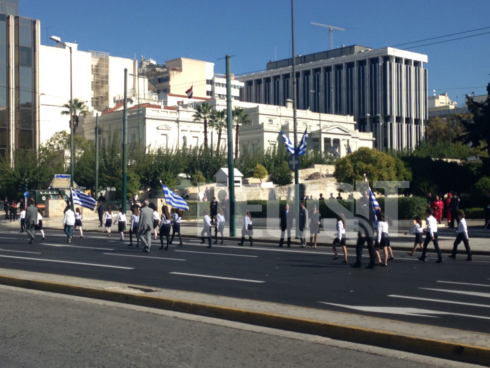 Μαθητική παρέλαση χωρίς... μαθητές! Μόνο σημαιοφόροι και παραστάτες ...