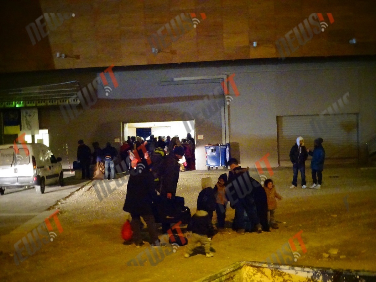 Πρόσφυγες από την Ειδομένη καταφθάνουν στο κλειστό του Τάε Κβον Ντο