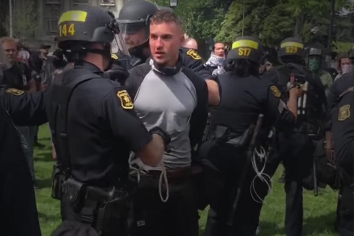 ΗΠΑ: "Βραχιολάκια" σε ακροδεξιούς που έκαναν τουρισμό... μίσους και ...