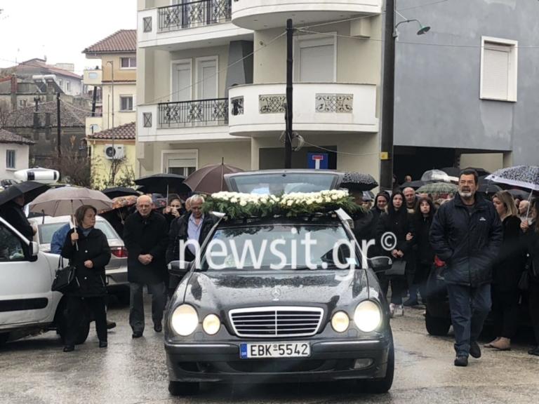 ΡΑΓΙΣΑΝ ΚΑΡΔΙΕΣ ΣΤΗΝ ΚΗΔΕΙΑ ΤΗΣ ΕΛΕΝΗ ΤΟΠΑΛΟΥΔΗ ΣΤΟ ΔΙΔΥΜΟΤΕΙΧΟ (VIDEOS ...