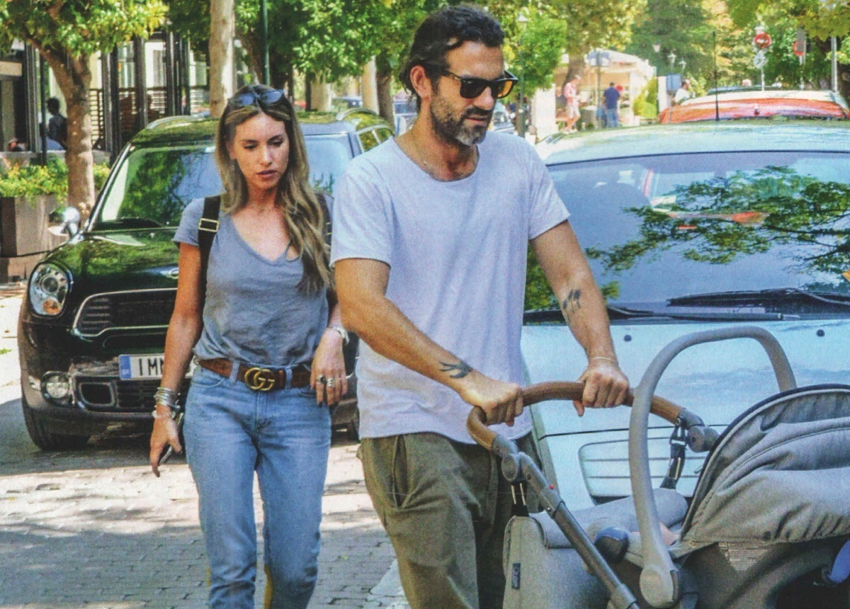 Αθηνά Οικονομάκου – Φίλιππος Μιχόπουλος: Βόλτες στην Κηφισιά με τον γιο ...