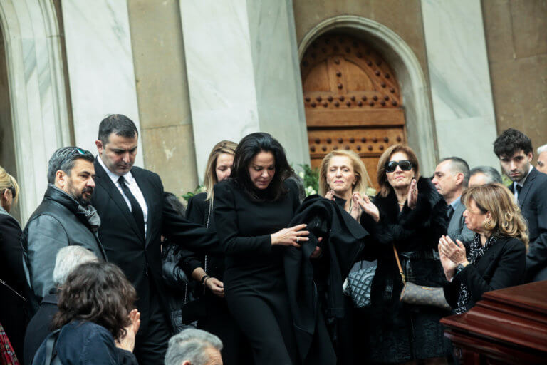 Περικλής Παναγόπουλος, κηδεία: Σπαρακτικό τελευταίο βλέμμα συζύγου ...