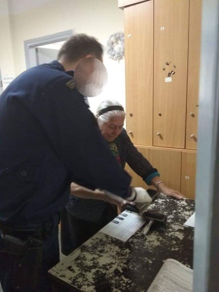 Αυτή είναι η 90χρονη γιαγιά που συνελήφθη επειδή πούλαγε πλεκτά παντοφλάκια