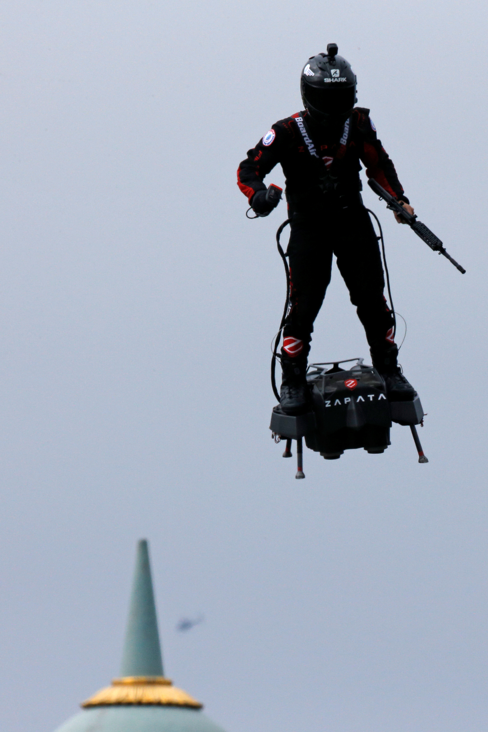 Flyboard και... τουφέκι στα χέρια! Άναυδη η Μέρκελ! video, pics
