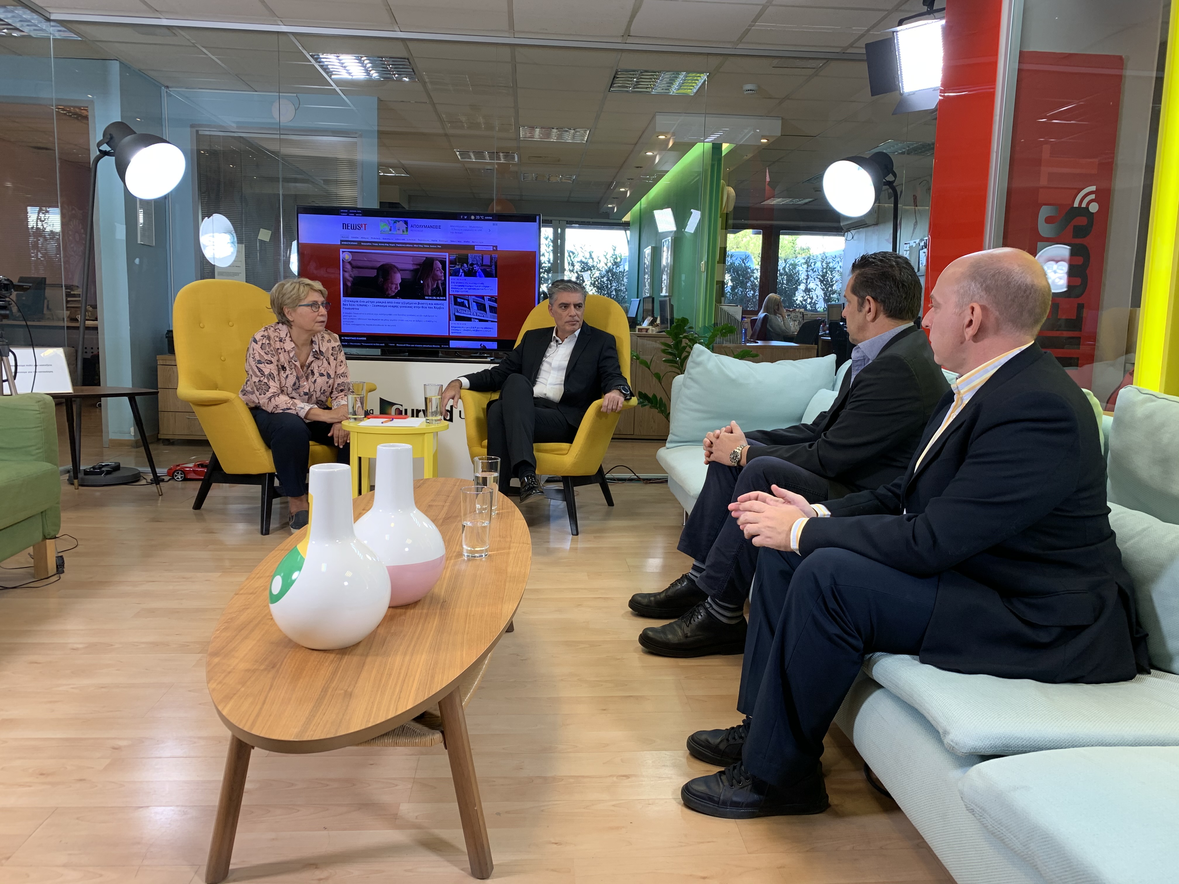 Newsit - Σύσκεψη: Η... έκπληξη για τον ΠτΔ και οι τραπεζικές χρεώσεις