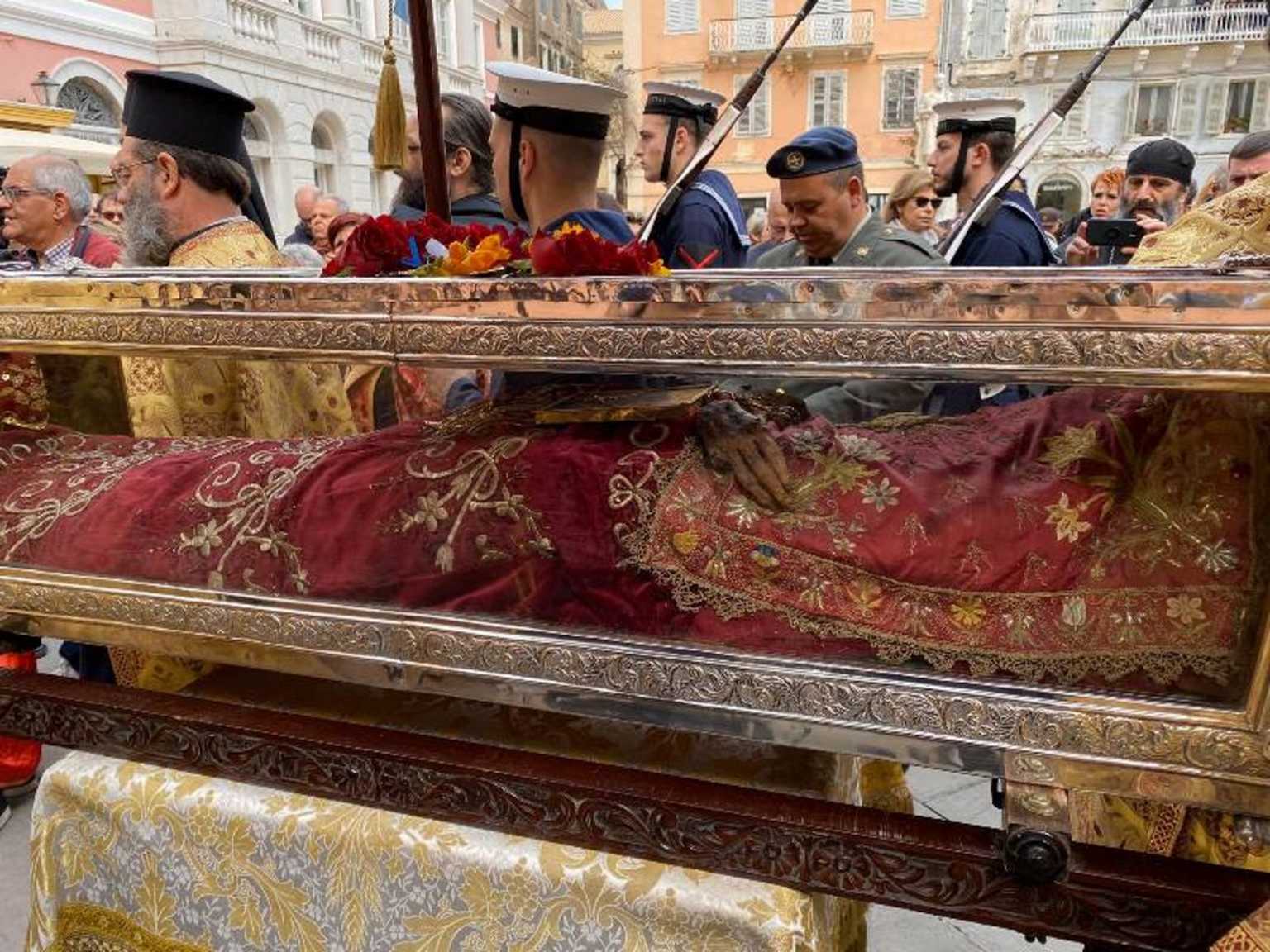 Κέρκυρα: Με λαμπρότητα η λιτάνευση του σκηνώματος της Αγίας Θεοδώρας ...
