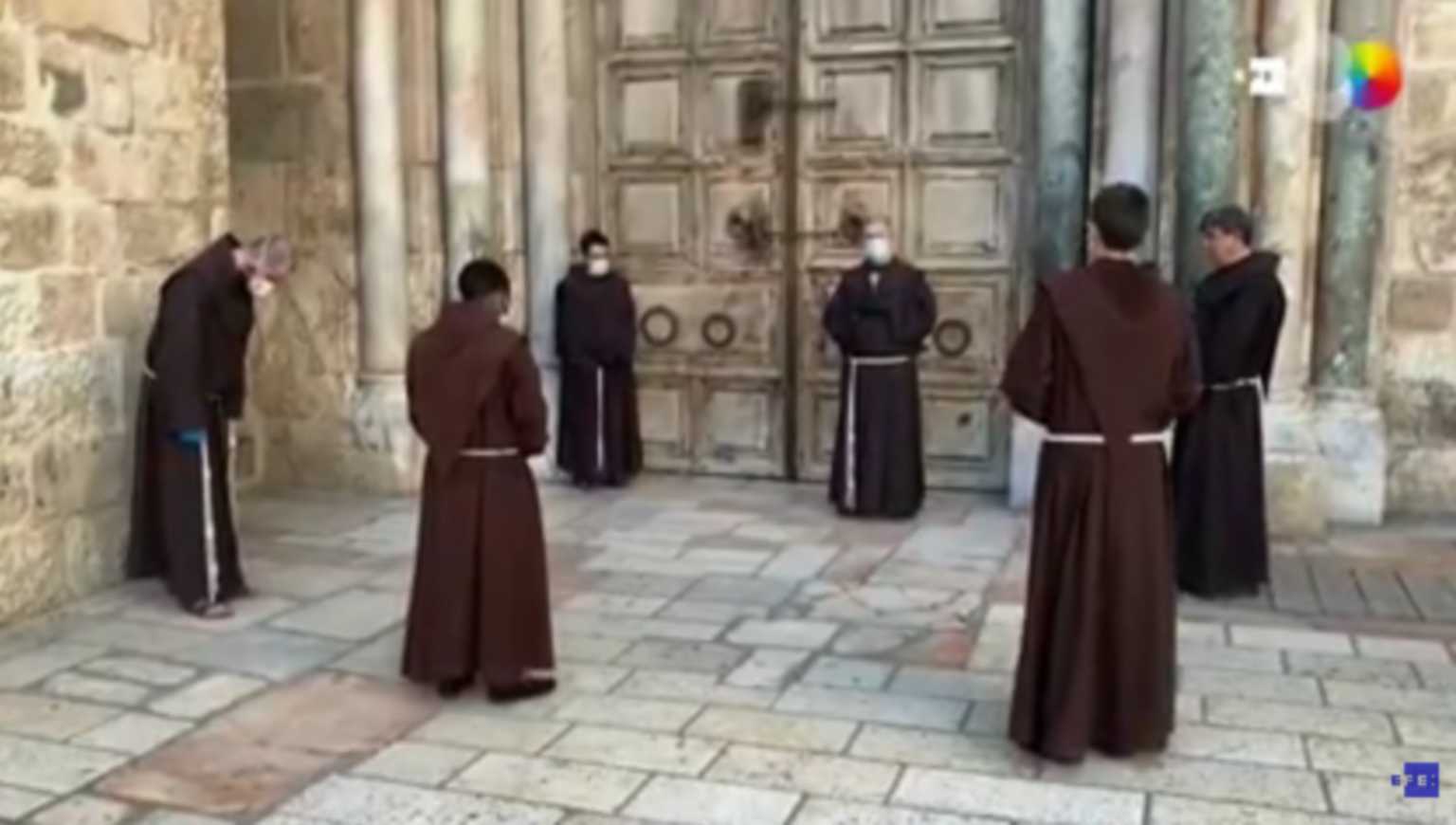 Με μάσκες και γάντια φραγκισκανοί μοναχοί μοίρασαν κλαδιά ελιάς για την ...