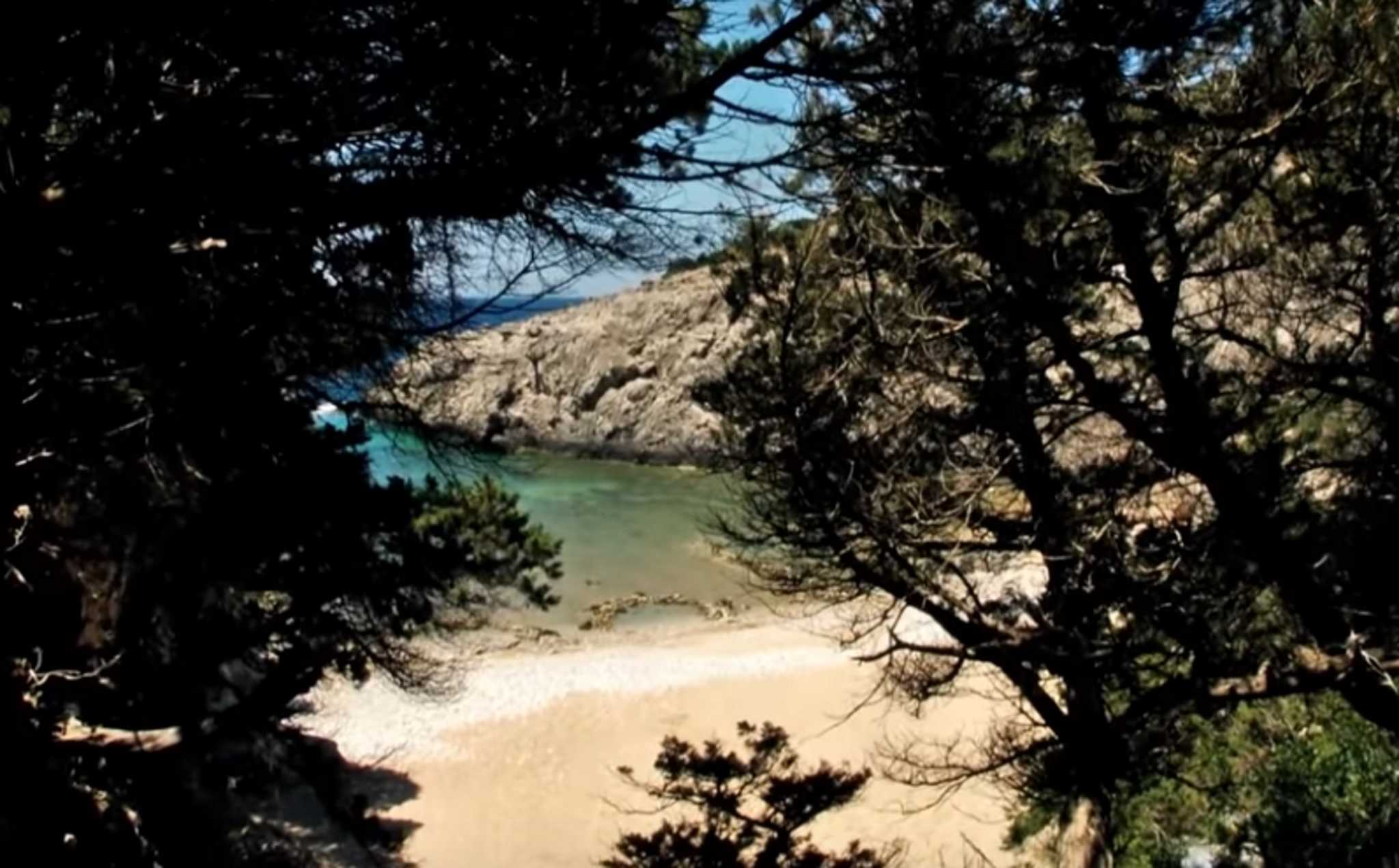 Μεσσηνία: Αυτή είναι η κρυμμένη παραλία που κερδίζει συνεχώς οπαδούς ...