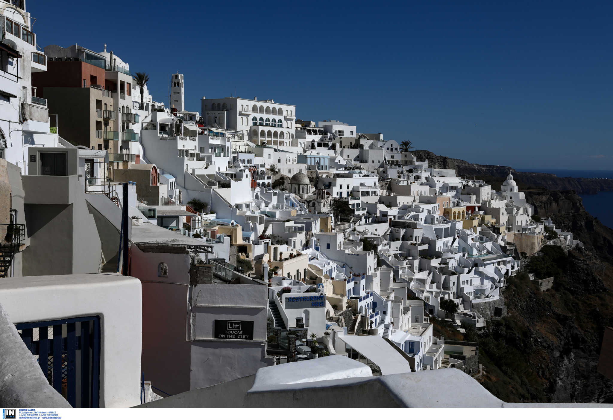 Σαντορίνη: Αγνώριστη το φετινό καλοκαίρι με άδειες παραλίες και έρημα ...