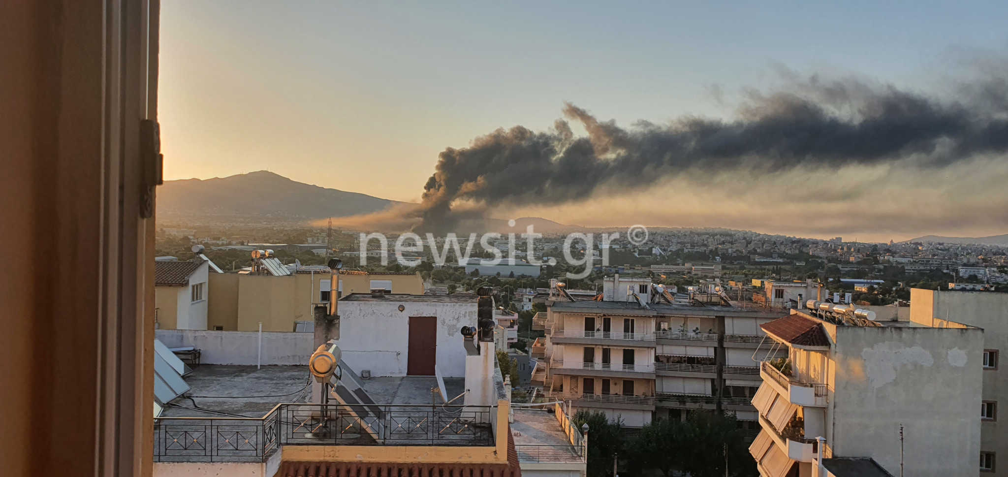Μεγάλη φωτιά σε εργοστάσιο στη Μεταμόρφωση! Περιοχές "πνίγονται" στον ...