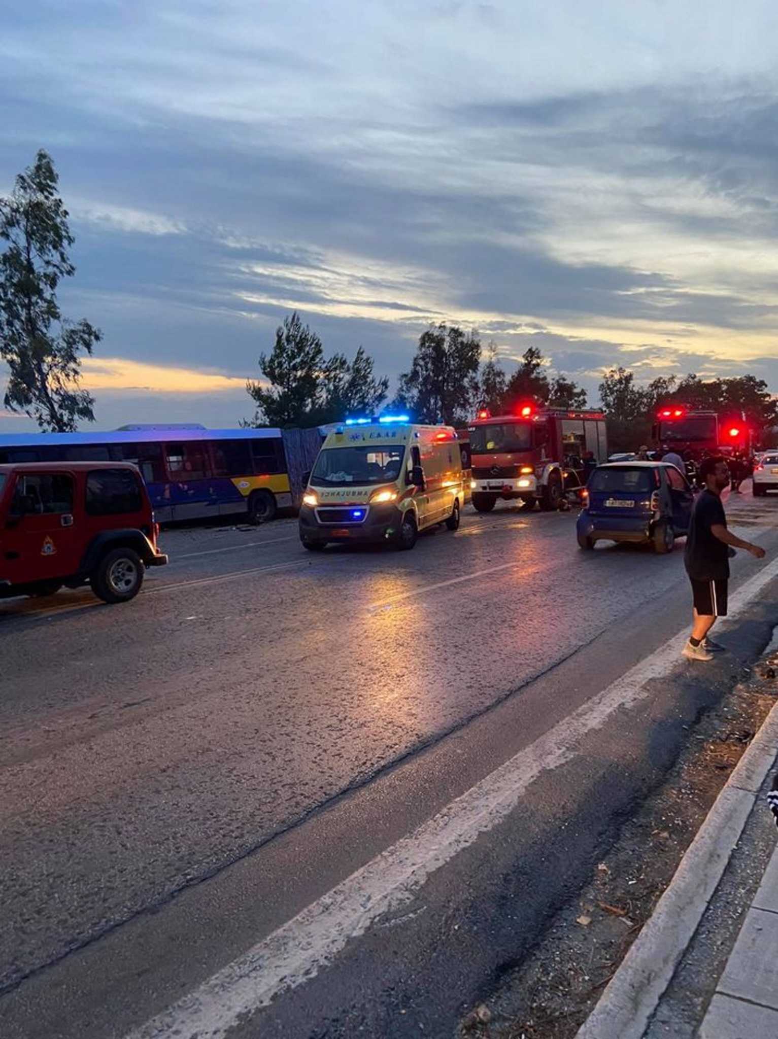 ΣΟΒΑΡΟ ΤΡΟΧΑΙΟ ΙΧ ΜΕ ΛΕΩΦΟΡΕΙΟ ΣΤΗΝ ΠΑΡΑΛΙΑΚΗ ΚΟΝΤΑ ΣΤΗΝ ΑΓΙΑ ΜΑΡΙΝΑ ...