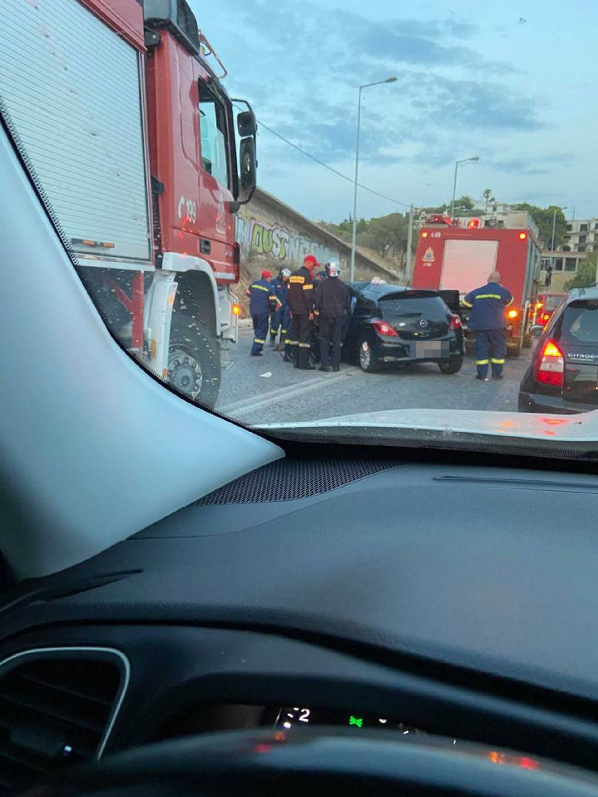 ΣΟΒΑΡΟ ΤΡΟΧΑΙΟ ΙΧ ΜΕ ΛΕΩΦΟΡΕΙΟ ΣΤΗΝ ΠΑΡΑΛΙΑΚΗ ΚΟΝΤΑ ΣΤΗΝ ΑΓΙΑ ΜΑΡΙΝΑ ...