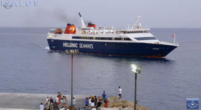 Σίκινος: Πλοίο δένει μέχρι να πεις... κρεμμύδι - Viral το βίντεο με το ...