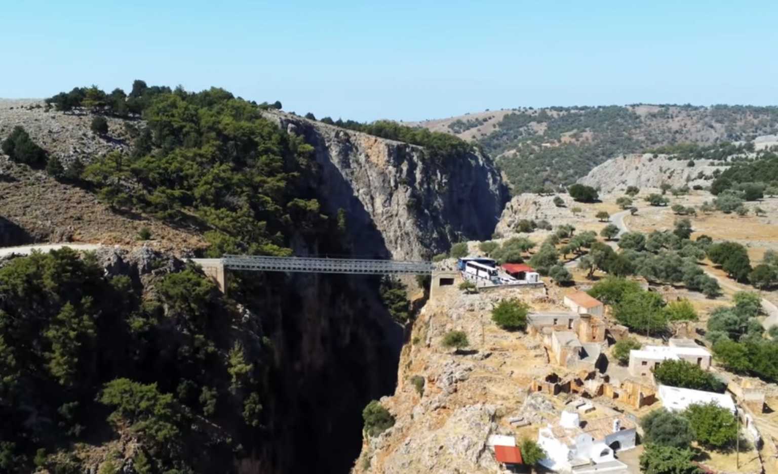 Το ελληνικό χωριό που βρίσκεται στο χείλος του γκρεμού