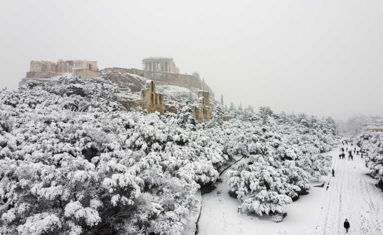 Κακοκαιρία Μήδεια: Η χιονισμένη Ακρόπολη και ο εύζωνας κλέβουν την ...