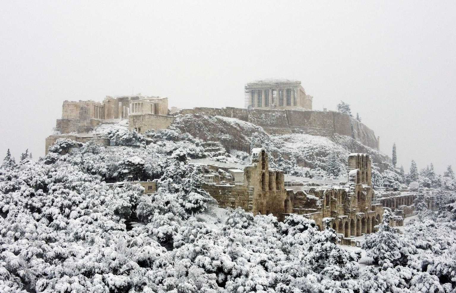 Κακοκαιρία Μήδεια: Η χιονισμένη Ακρόπολη και ο εύζωνας κλέβουν την ...