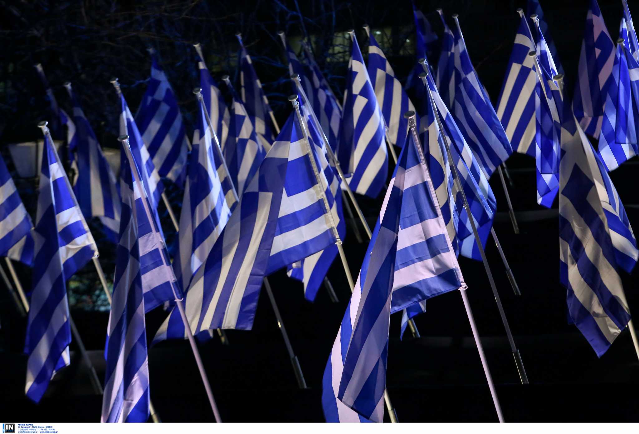 Σε ποιο νησί υψώθηκε για πρώτη φορά η ελληνική σημαία με το λευκό ...