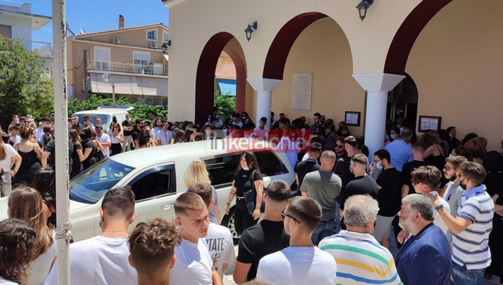 Κεφαλονιά: Δάκρυα στην κηδεία της 17χρονης Ελευθερίας που σκοτώθηκε σε ...