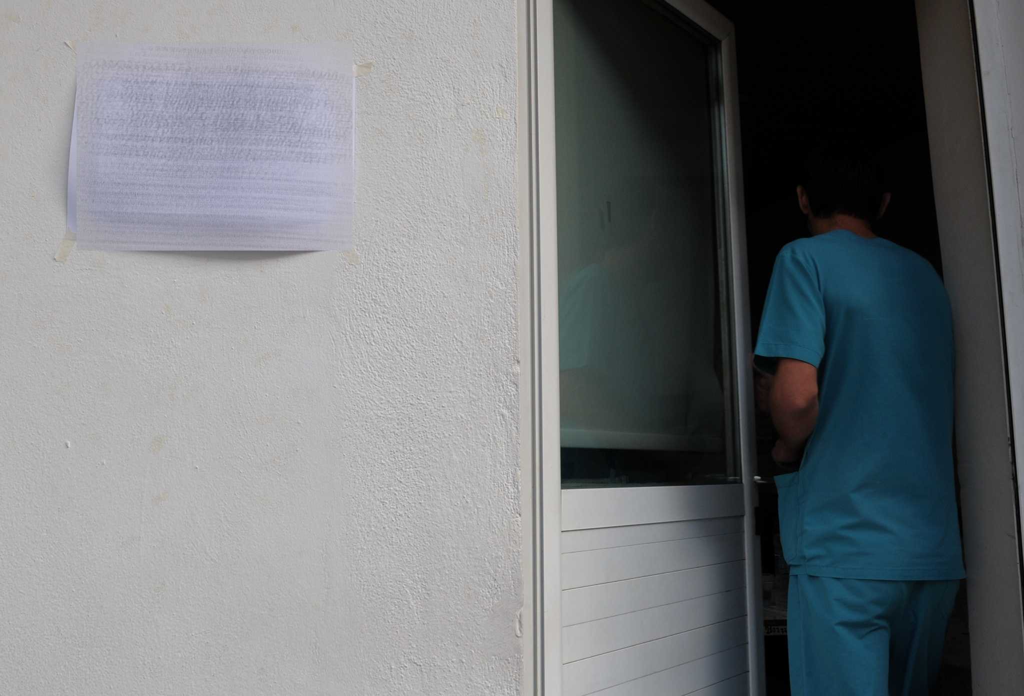 Στην εντατική με κορονοϊό ανεμβολίαστη μικροβιολόγος που εργάζεται σε ...