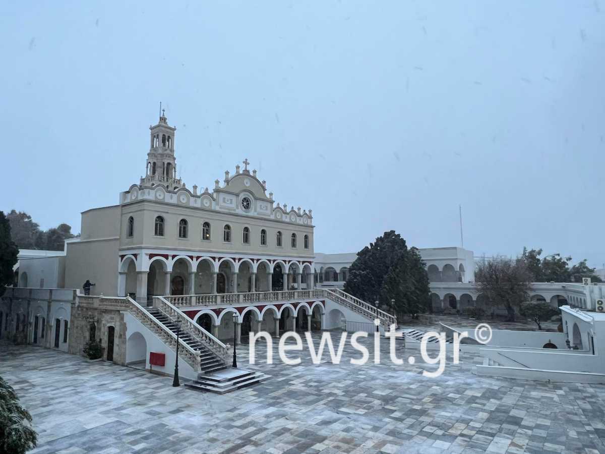 Παναγία της Τήνου: Η Μεγαλόχαρη στα λευκά - Εικόνες κατάνυξης που ...