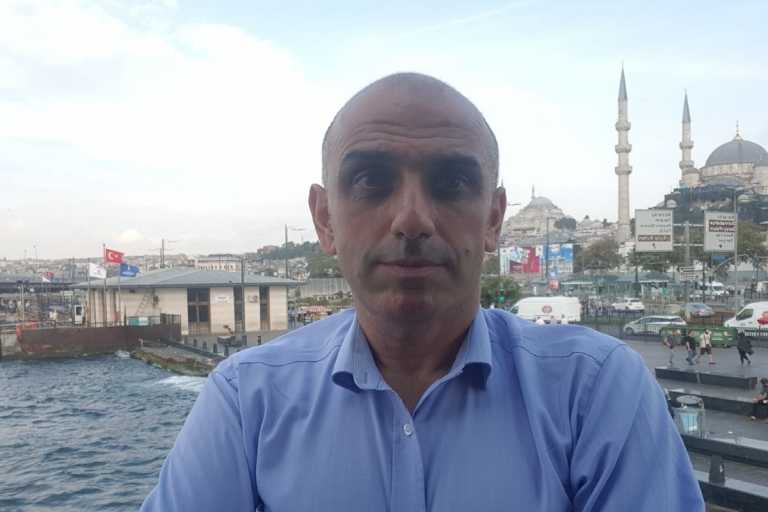 Ο Μανώλης Κωστίδης ξεπερνάει την μελαγχολία με αυγά μάτια και σουτζούκι ...