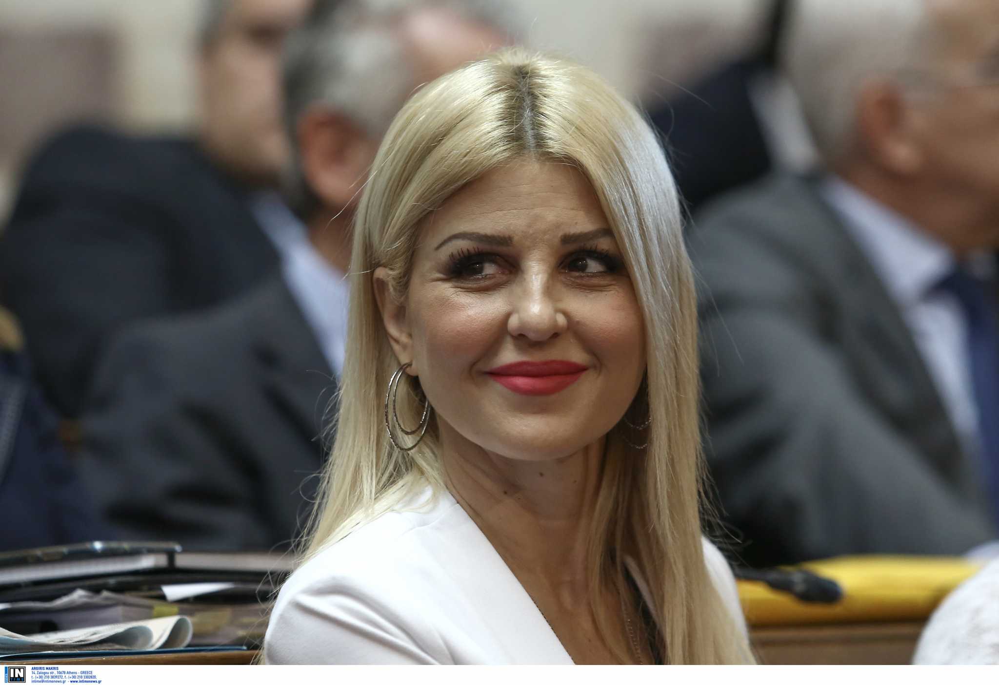 Έλενα Ράπτη: Επίθεση στο πολιτικό της γραφείο - Τα συνθήματα στους ...