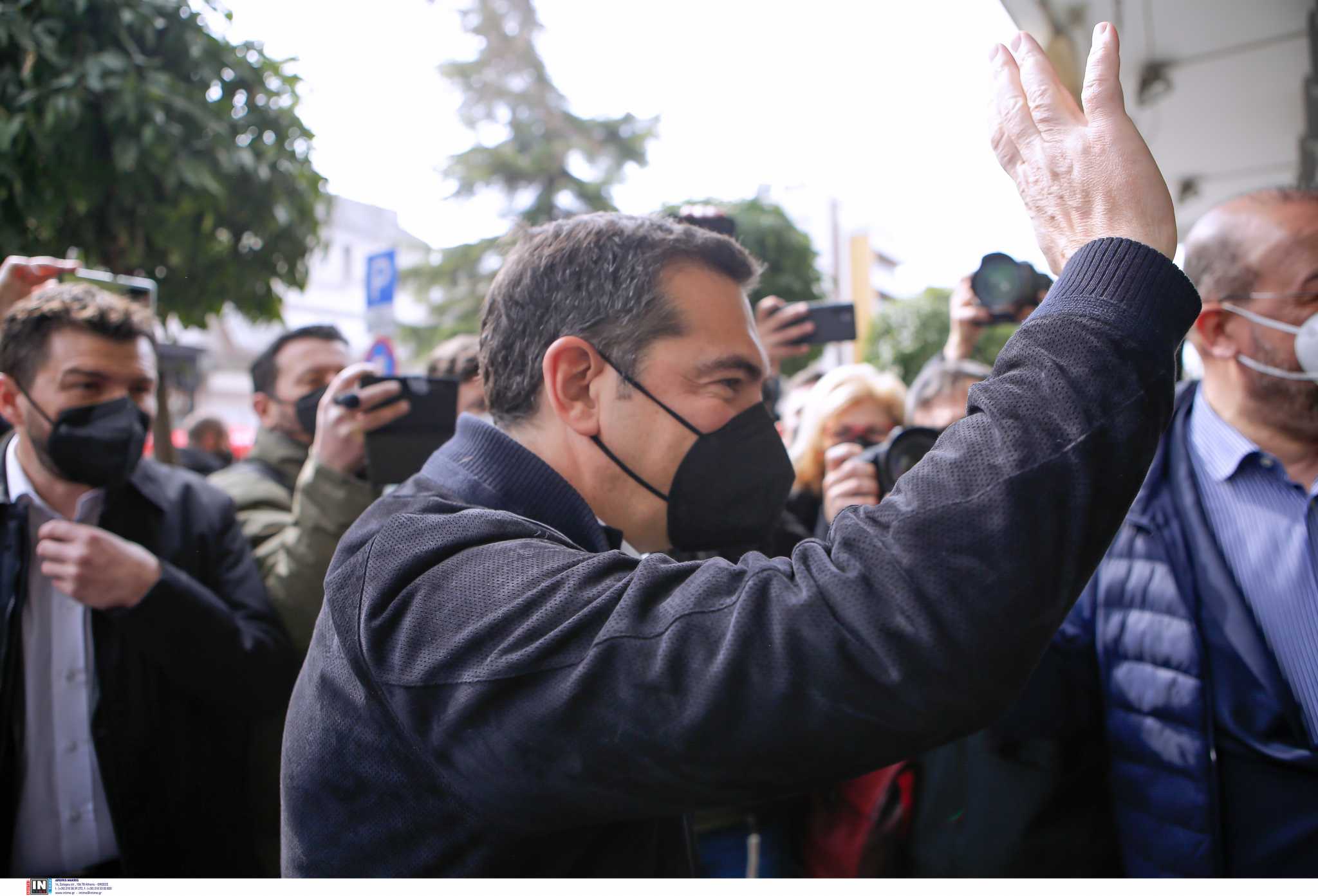 Αλέξης Τσίπρας: Η βόλτα στην Θεσσαλονίκη και η στιγμή που δίνει χρήματα ...