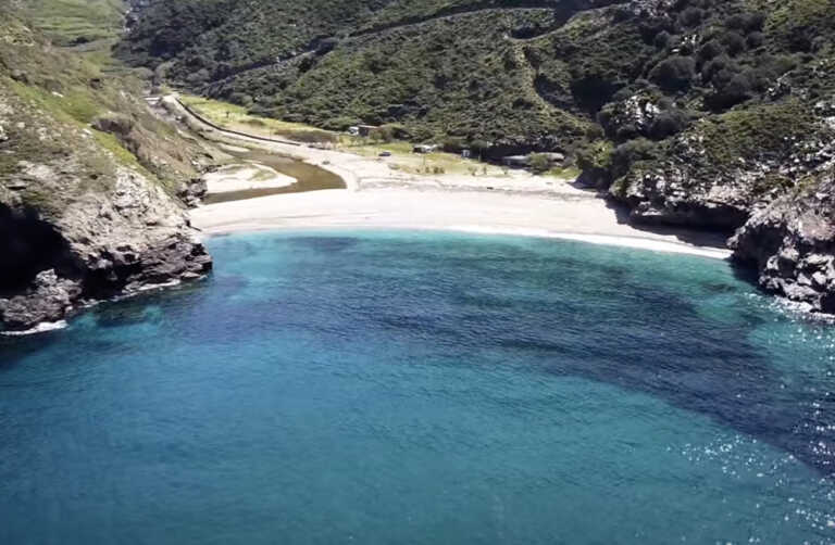 Η παραλία της Εύβοιας με τα κρυστάλλινα νερά που δε θα βρεις ποτέ πολύ ...