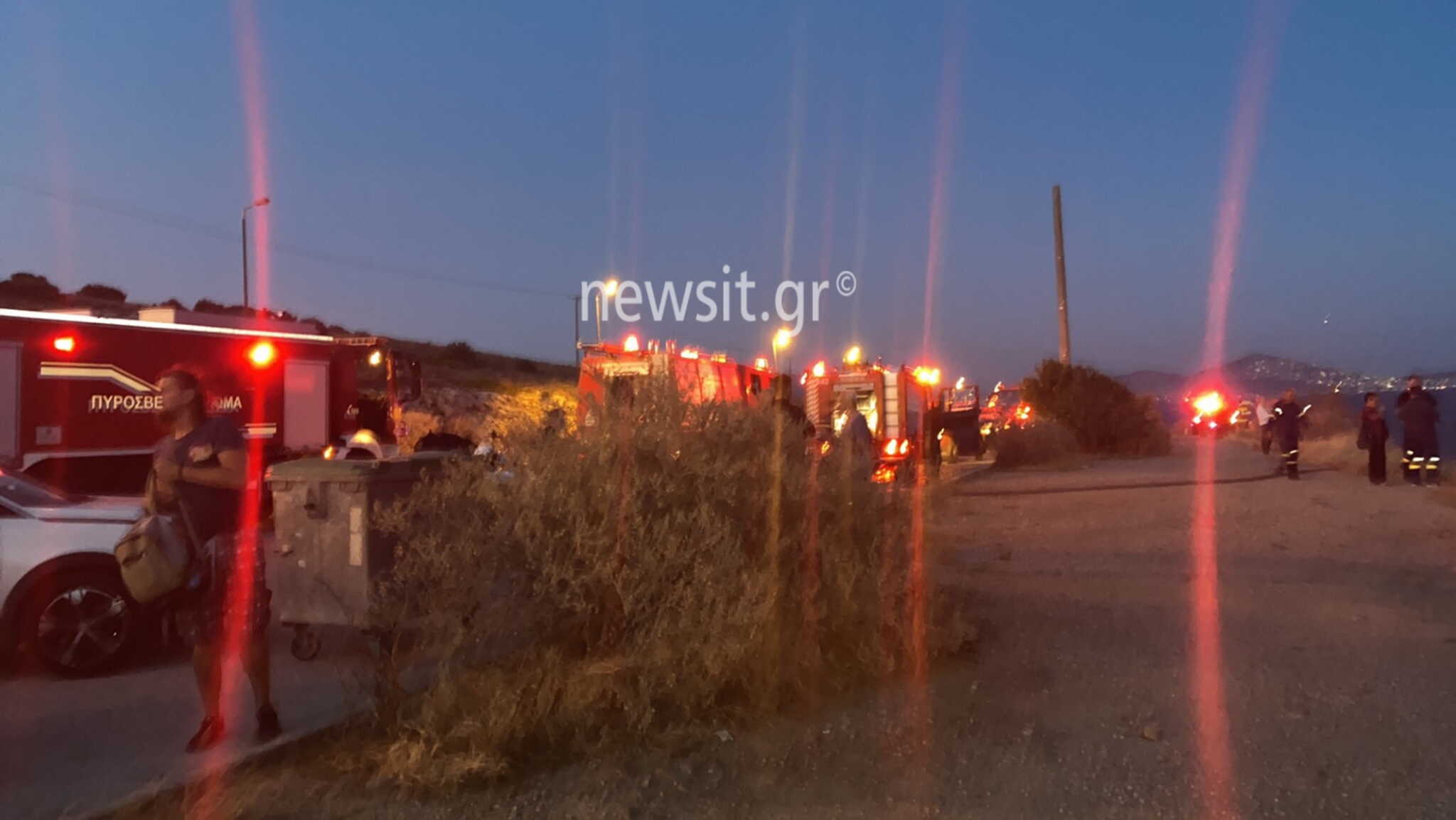 Φωτιά στα Λιμανάκια Βουλιαγμένης - Εικόνες και βίντεο