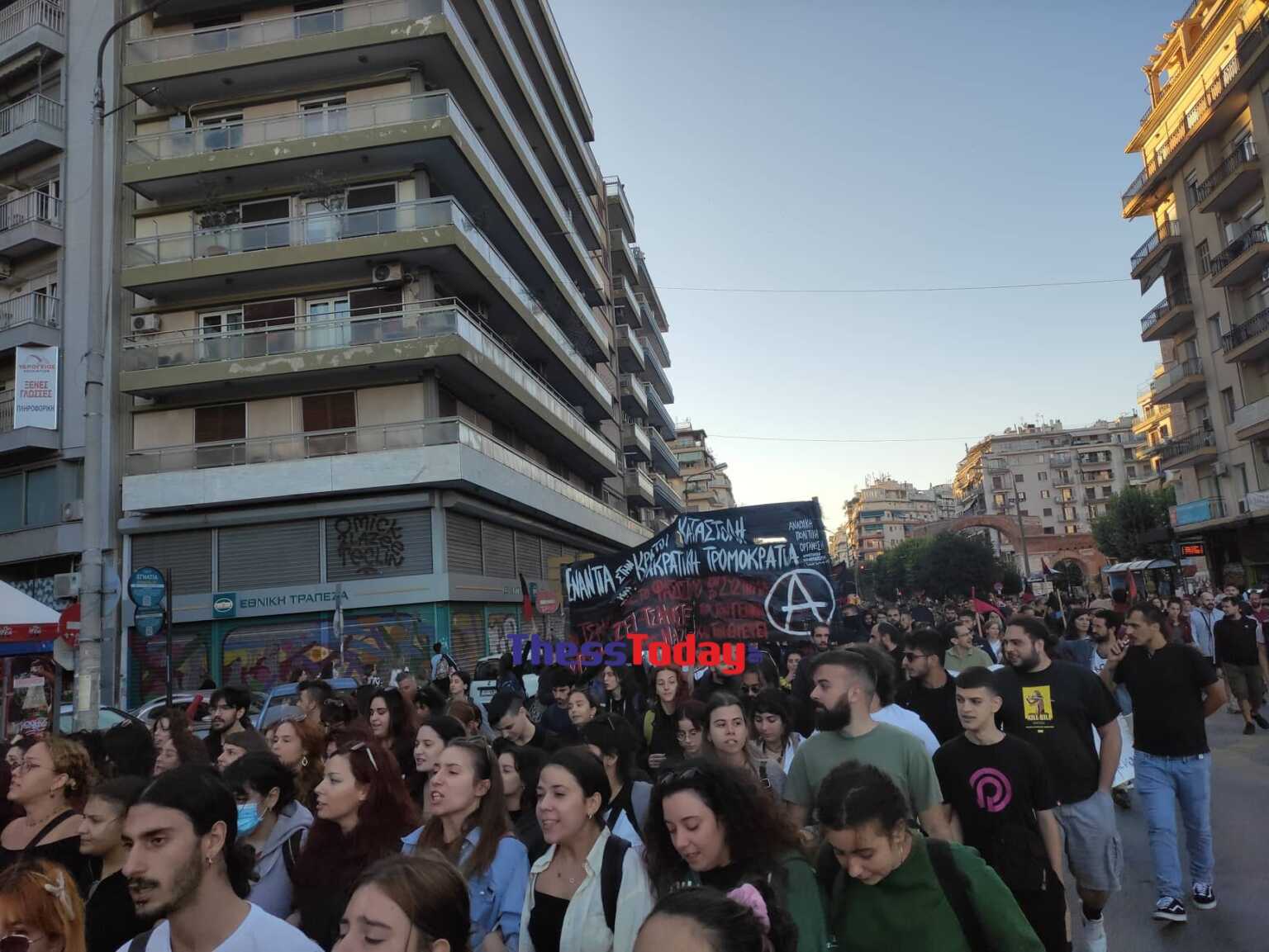 Παύλος Φύσσας: Εικόνες από την πορεία στη Θεσσαλονίκη 9 χρόνια μετά τη ...