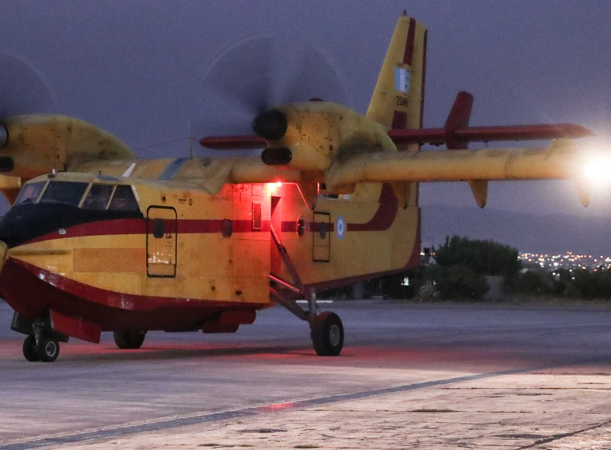 Ιταλία: Πυροσβεστικό αεροσκάφος πέφτει μπροστά στην κάμερα ενώ σβήνει ...