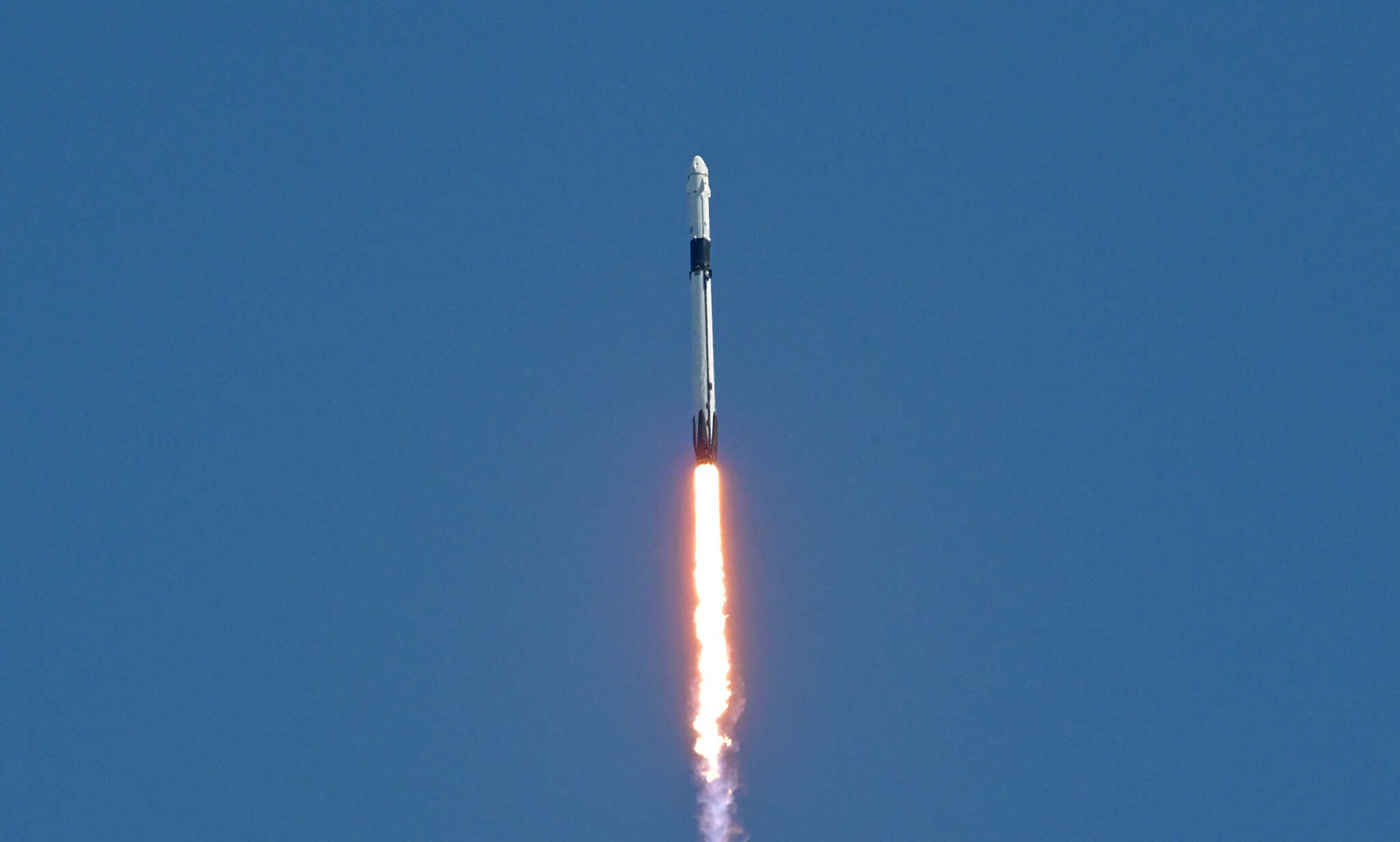ΗΠΑ: Εκτοξεύτηκε ο πύραυλος της SpaceX που μεταφέρει τέσσερις ...