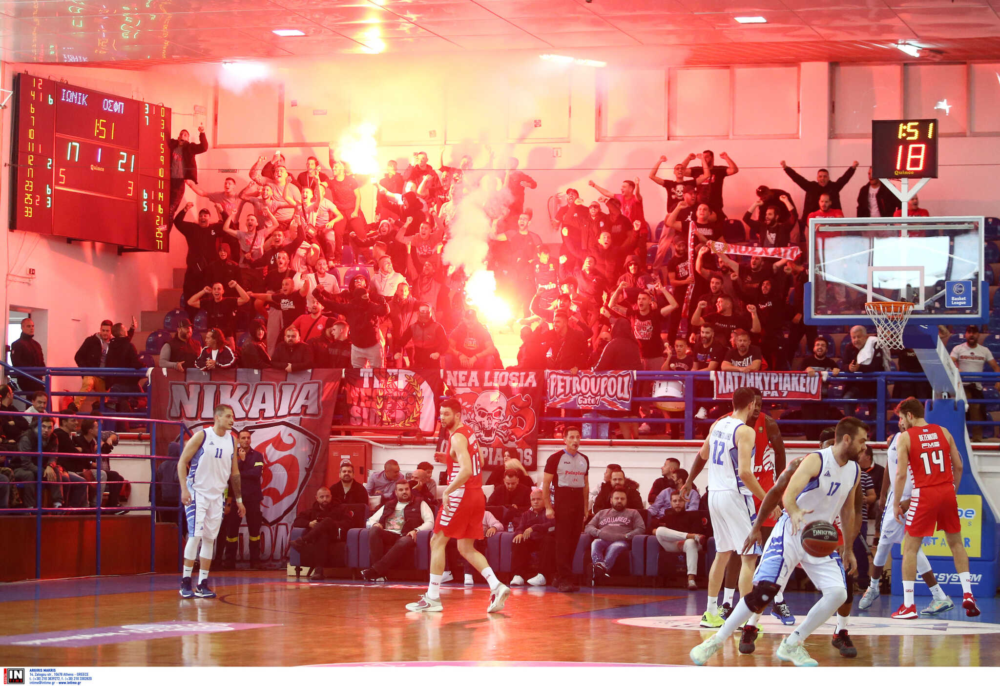 Ιωνικός - Ολυμπιακός: Καπνογόνα στις εξέδρες και διακοπή στο ματς της Basket League