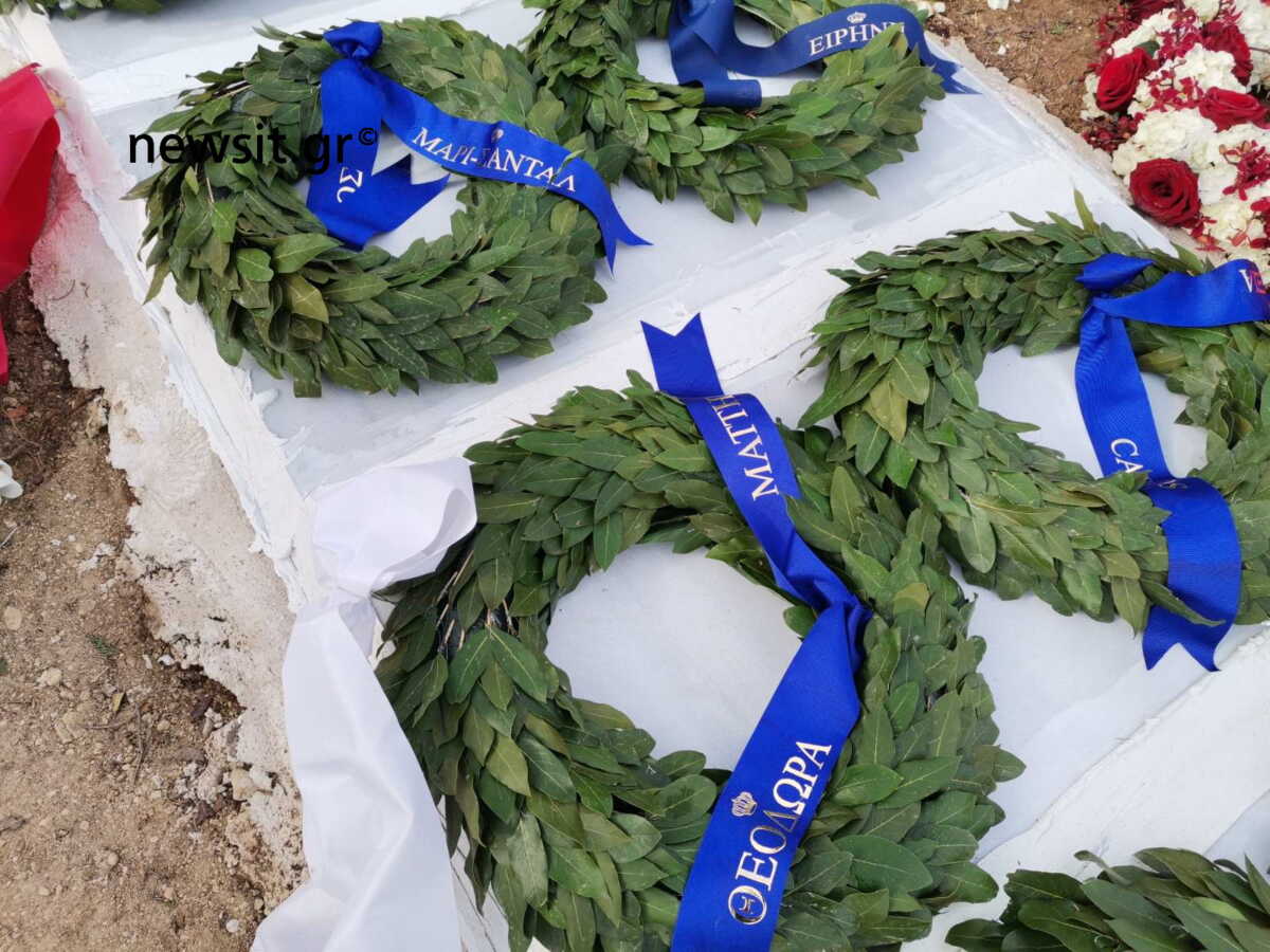 Κηδεία τέως Βασιλιά Κωνσταντίνου: Μια «θάλασσα» από στεφάνια στο Τατόι