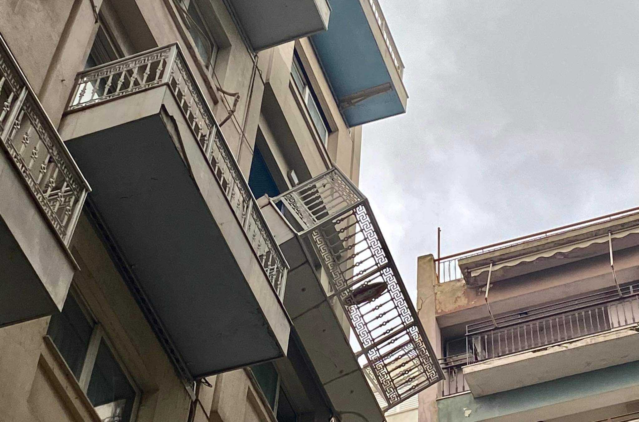 Ξεκόλλησε μπαλκόνι από ξενοδοχείο στη Λεωφόρο Συγγρού και κρέμεται στο κενό
