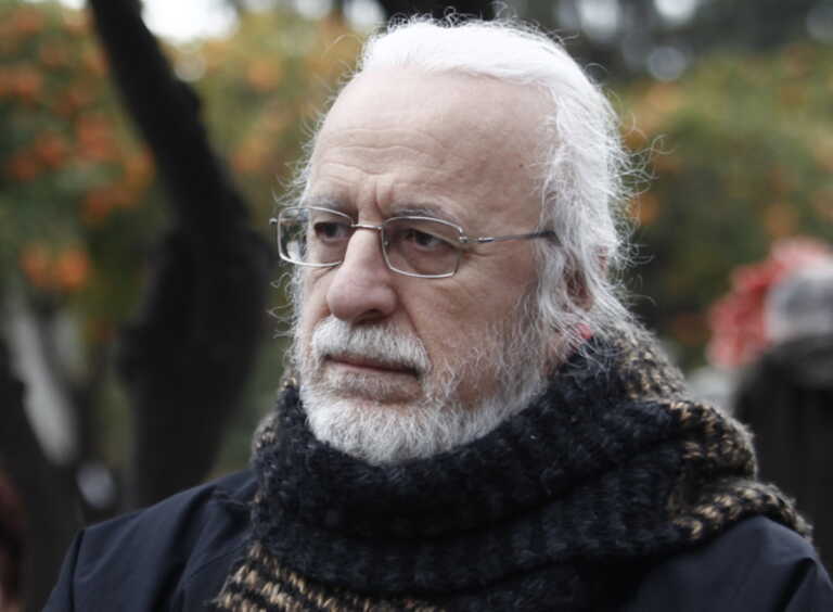 Νότης Μαυρουδής: Ο βραβευμένος καλλιτέχνης που γεννήθηκε στη φυλακή και ...