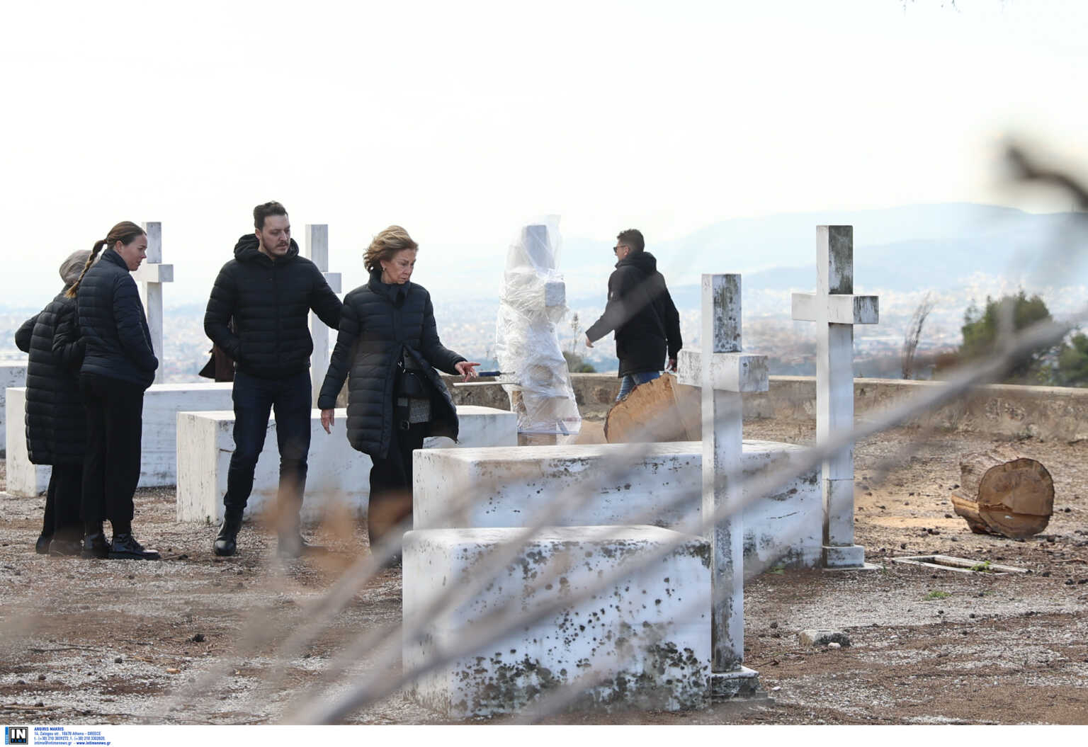 Τέως Βασιλιάς Κωνσταντίνος: Συντετριμμένη στους τάφους των γονιών της η ...