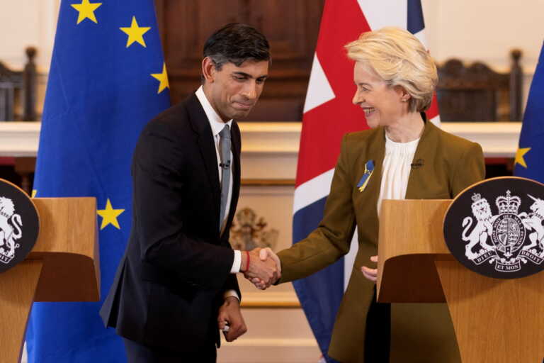 Τι προβλέπει η ιστορική συμφωνία ΕΕ - Βρετανίας για τη Β. Ιρλανδία - Οι ...
