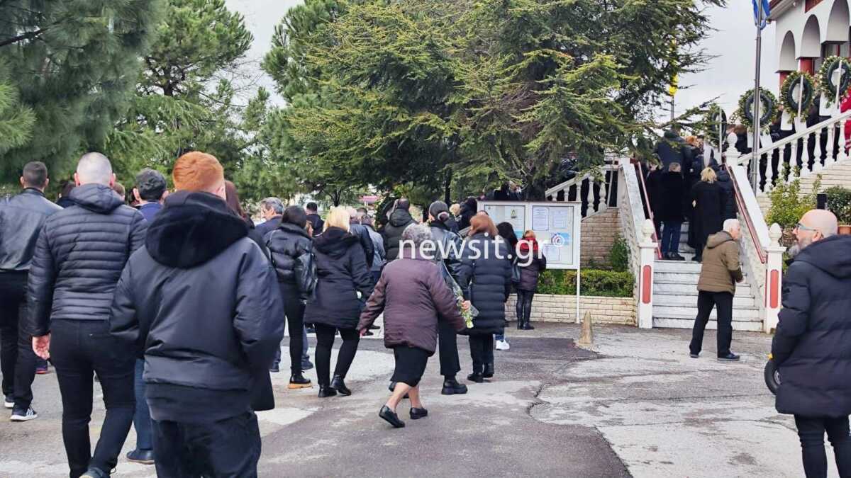Σύγκρουση τρένων στα Τέμπη: Η πρώτη κηδεία – Θρήνος στο τελευταίο αντίο ...