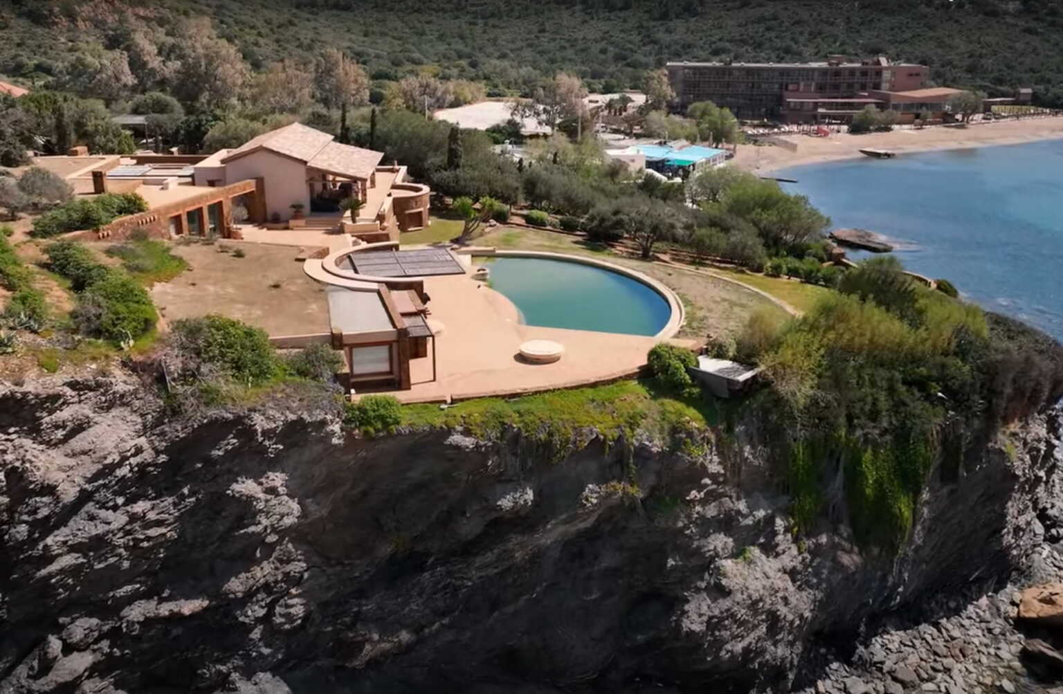 Βίλα Μεταξά στο Σούνιο: Το αμαρτωλό πολυτελές αυθαίρετο με την ...