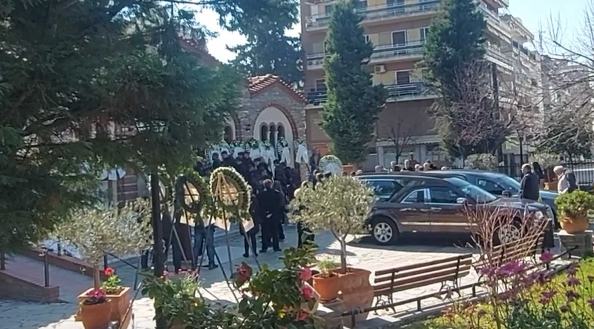 Τέμπη: Λευκά λουλούδια στις κηδείες του συνταξιούχου αστυνομικού και ...