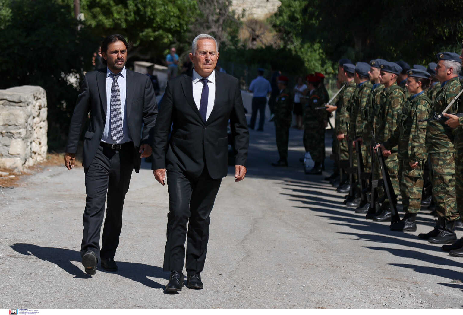 Κηδεία Χρήστου Μουλά: «Αθάνατος» φώναξαν τα Χανιά για τον ήρωά τους ...