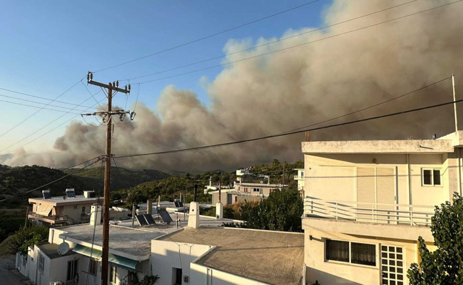 Φωτιά στην Ρόδο: Τιτάνια μάχη με τις φλόγες για 5η συνεχόμενη μέρα ...
