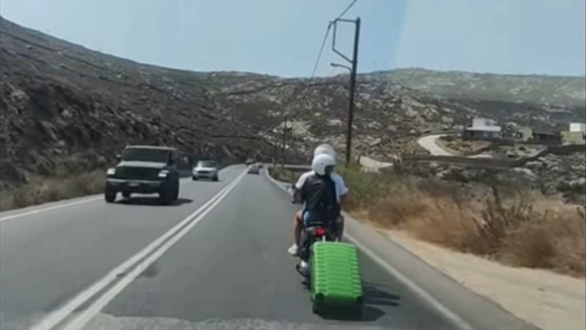 Μύκονος: Εκείνος στο τιμόνι του σκούτερ κι εκείνη να τσουλάει τη ...